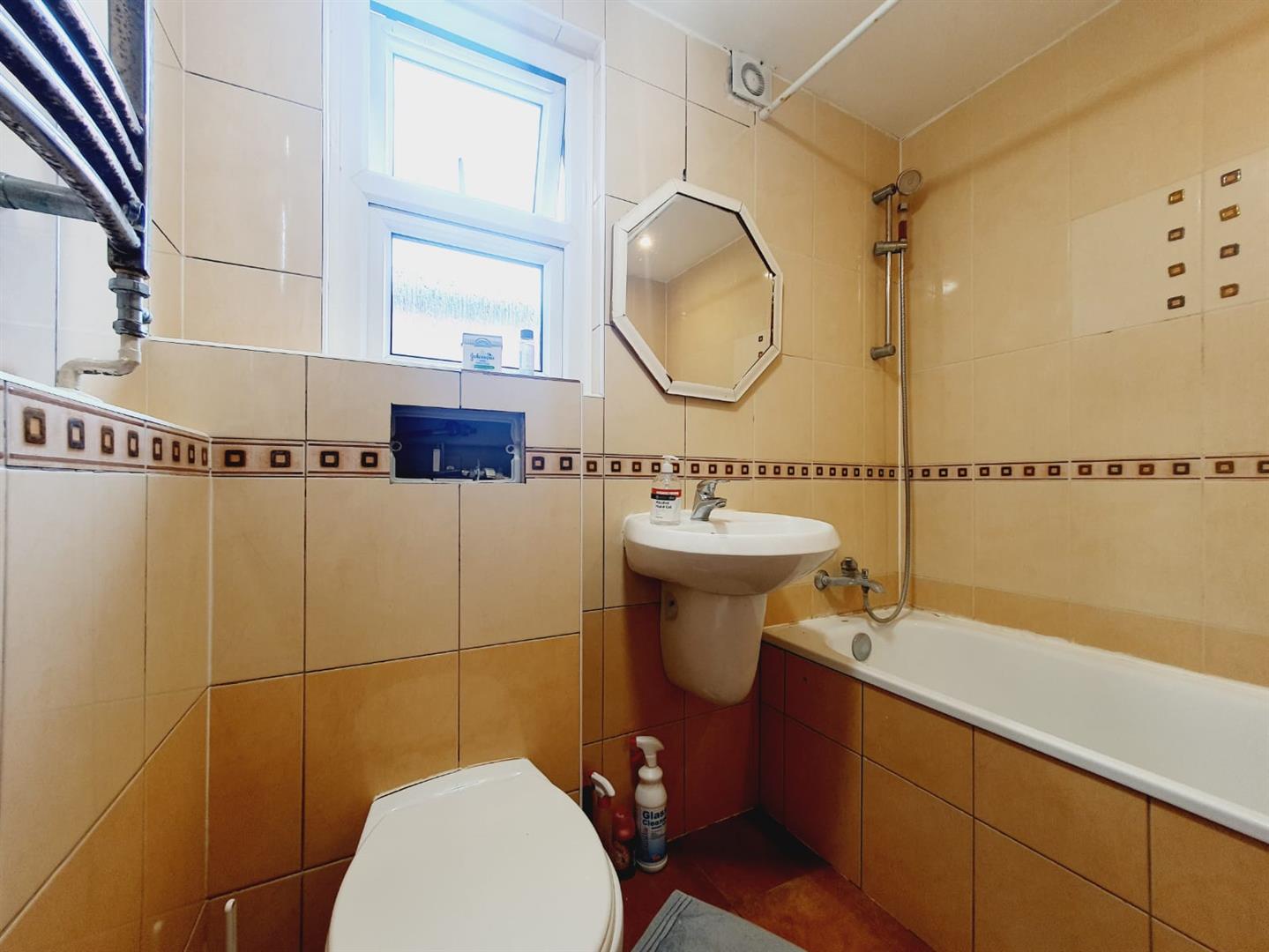 La Rose Lane, Haringey, London N15 - Sunshine Estates